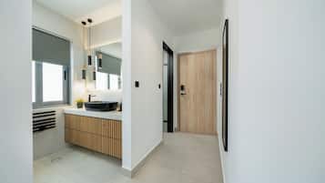 Quarto luxo, 2 camas de solteiro, sacada, vista para a cidade | 1 quarto, quartos à prova de som, Wi-Fi de cortesia, roupa de cama