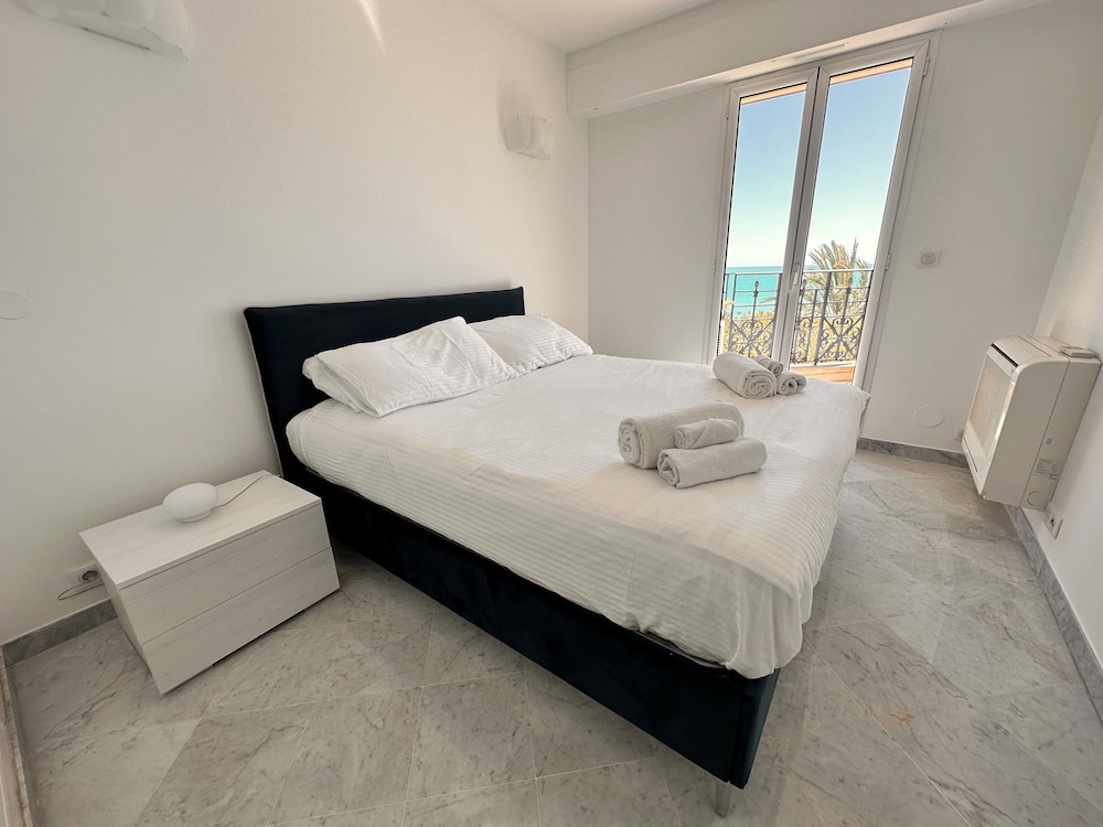 Beautiful Seafront Apartment With Lovely Terrasse With Sea View And Parking - マントン