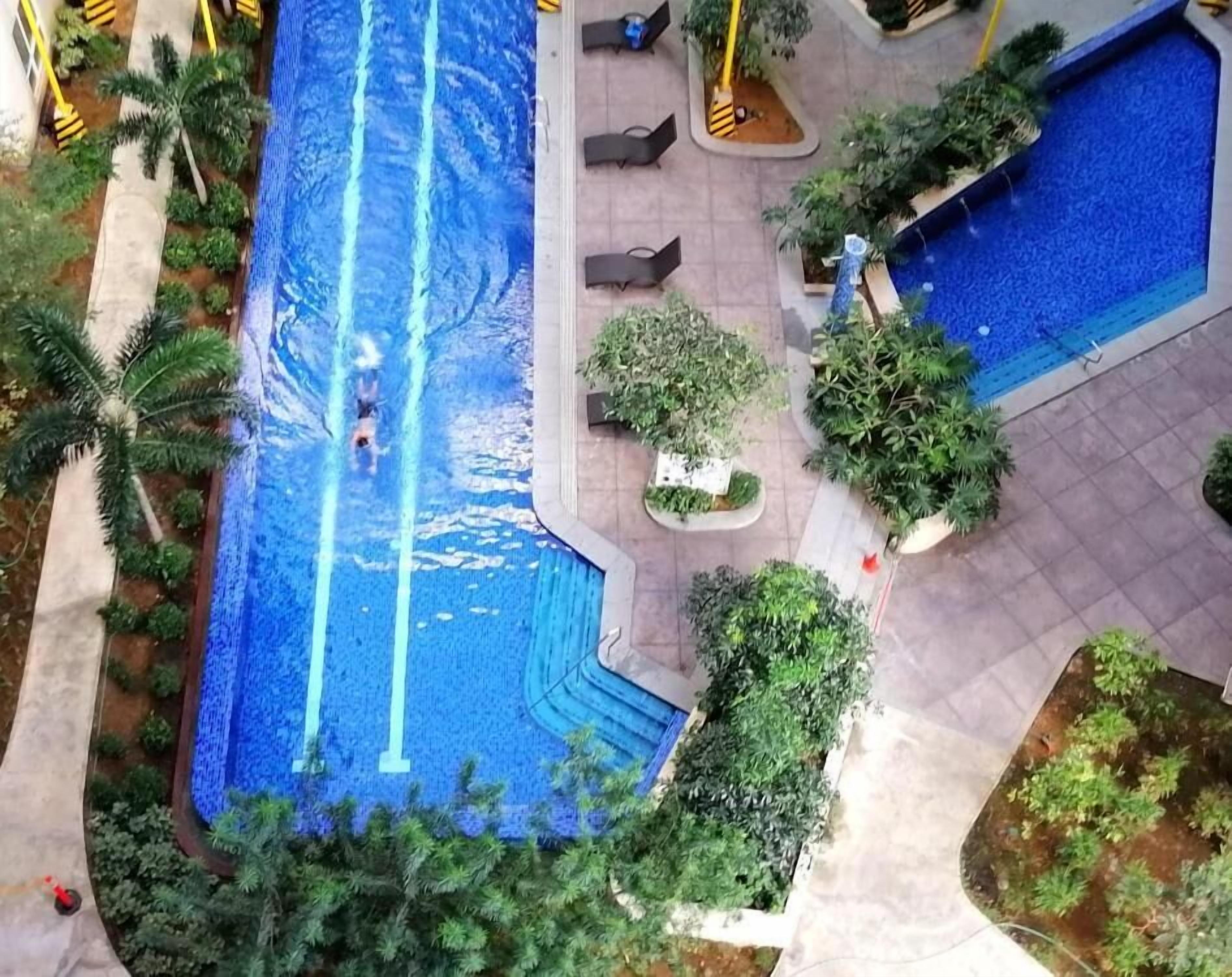 3 piscinas externas, funciona das 8h às 21h, espreguiçadeiras