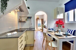 Vila, vista para a praia | Cozinha privada | Geladeira, micro-ondas, fogão, cooktop