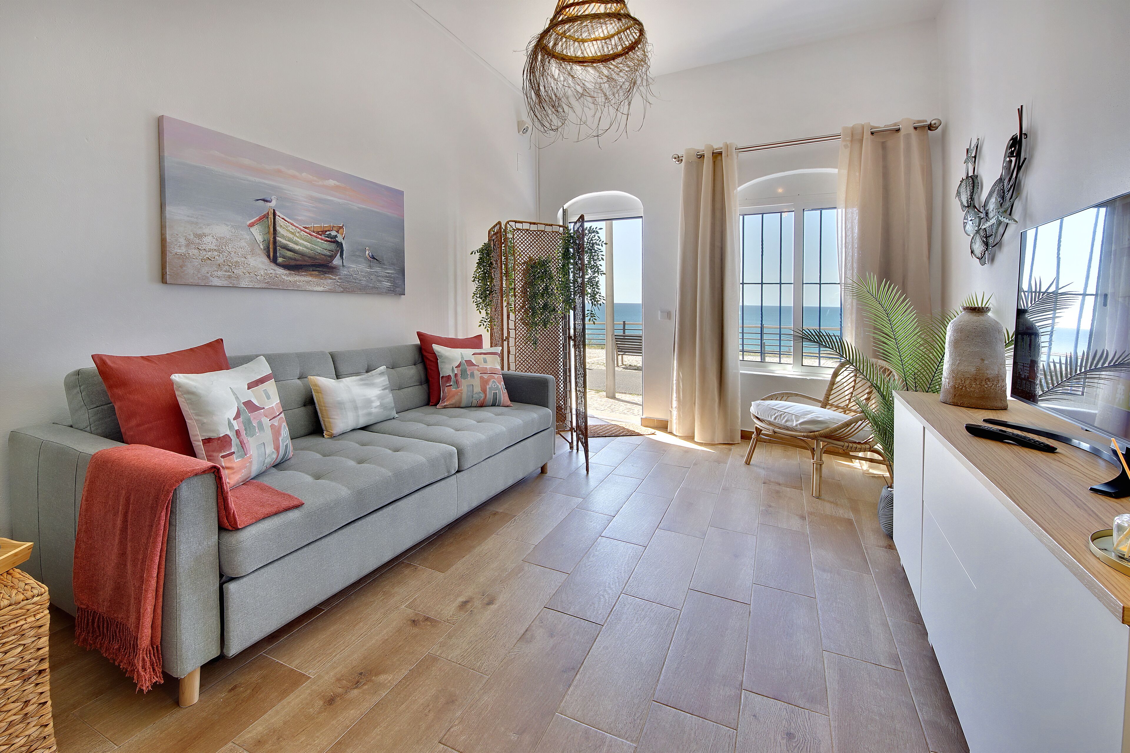 Villa, vista para a praia | Sala de estar | Televisor LED de 43 polegadas com canais por cabo 