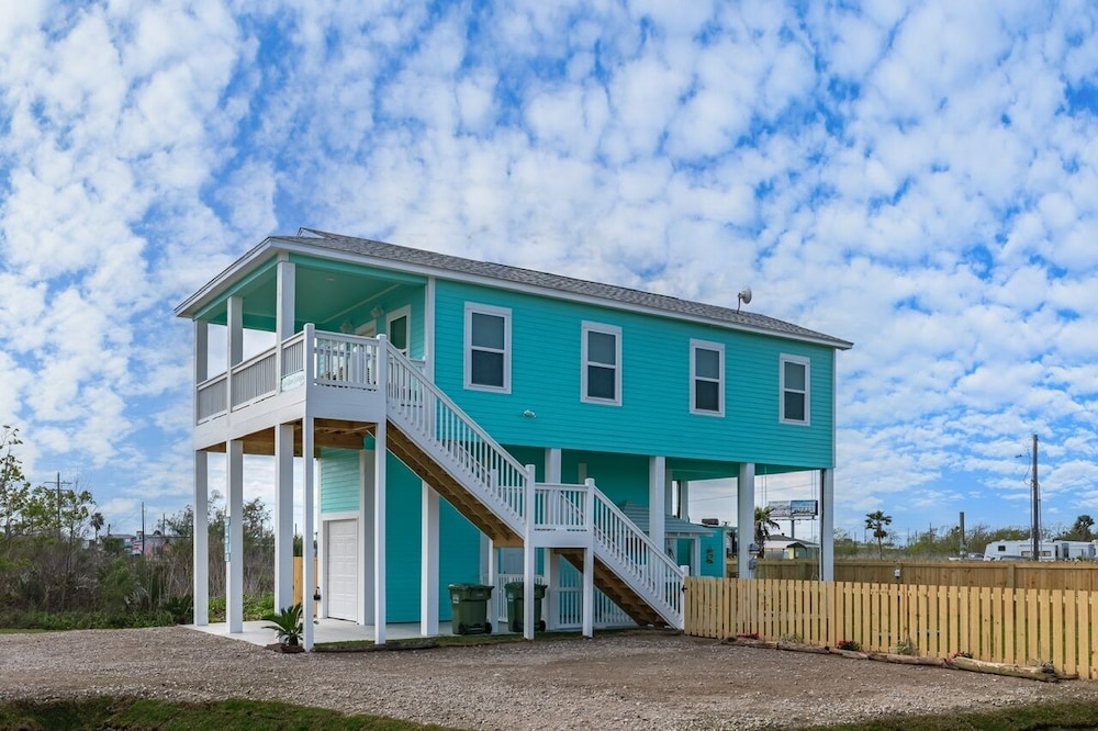 Sea Glass Cottage 2 Bedroom Home By Redawning - Crystal Beach, TX