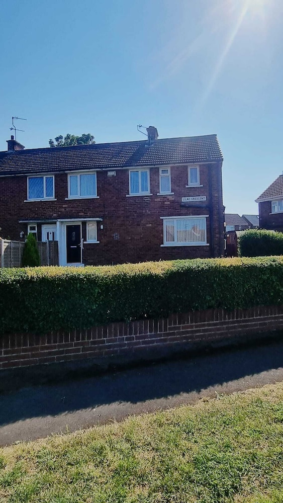 Doncaster-house-sleeps8-parking-garden - Doncaster