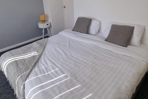 Doncaster-house-sleeps6-parking-garden - Doncaster