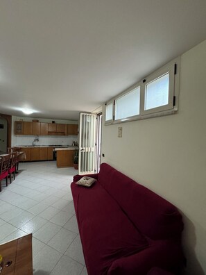 Um frigorífico/congelador grande, um forno, uma placa de cozinha 