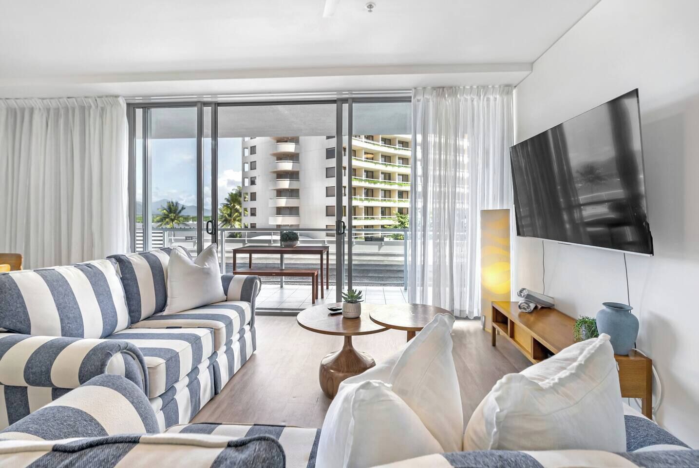 Waters Edge At Harbour Lights Poolside Convenience - Cairns Convention Centre