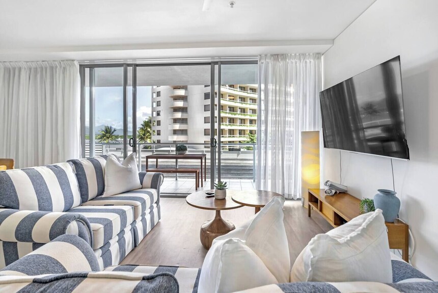 Waters Edge At Harbour Lights Poolside Convenience - Cairns Convention Centre