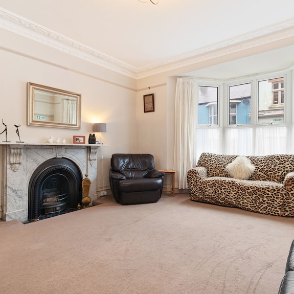 Connaught House - Central Location, Near The Beach - Tenby