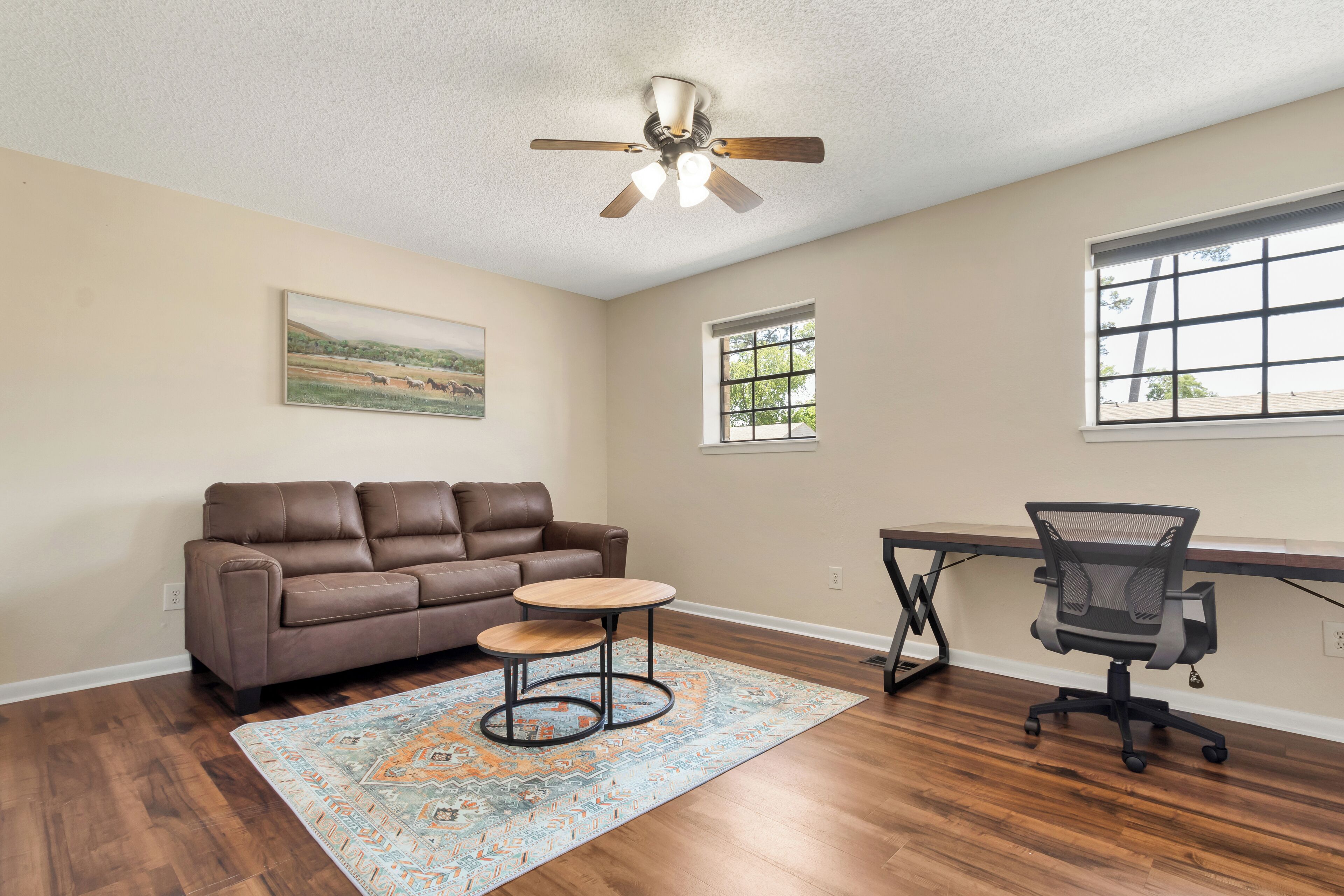 Modern Townhome With King Bed & Office - Longview, TX