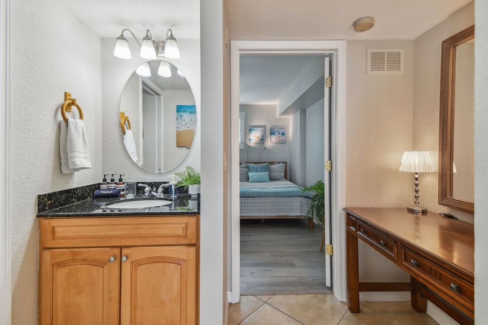 Location! Spacious Condo I 5 Minutes To Beach/shops - Clearwater Beach, FL