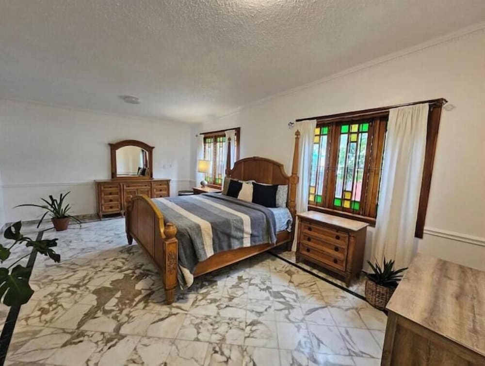 Bright, Big, Pool, 5 Min 2 Beach - San Juan