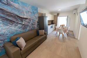 Apartamento Deluxe | Sala de estar | Televisor LED de 32 polegadas com canais via satélite 