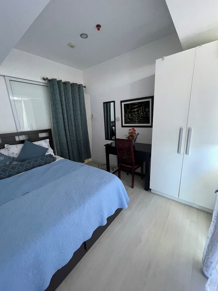 Beautiful Urban Resort With Large Wave Pool And Many Amenities, Pool, Mall. - Taguig