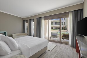 Quarto Deluxe, 1 cama king-size, vista para a piscina | Roupa de alta qualidade, edredões de penas, camas de colchão pillowtop 