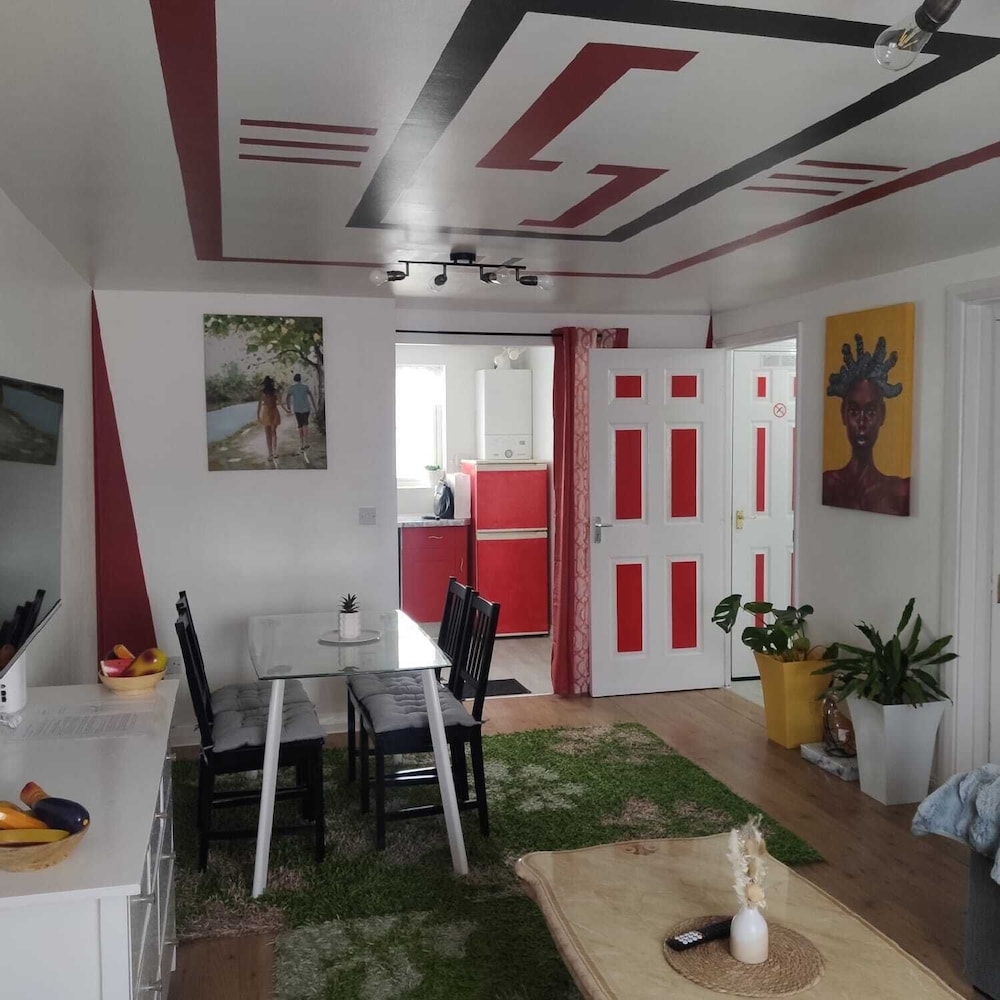 Captivating 3-bed Apartment In Romford - Ilford