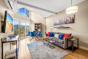 Condo conforto, vista para o lago | Área de estar | Smart TV