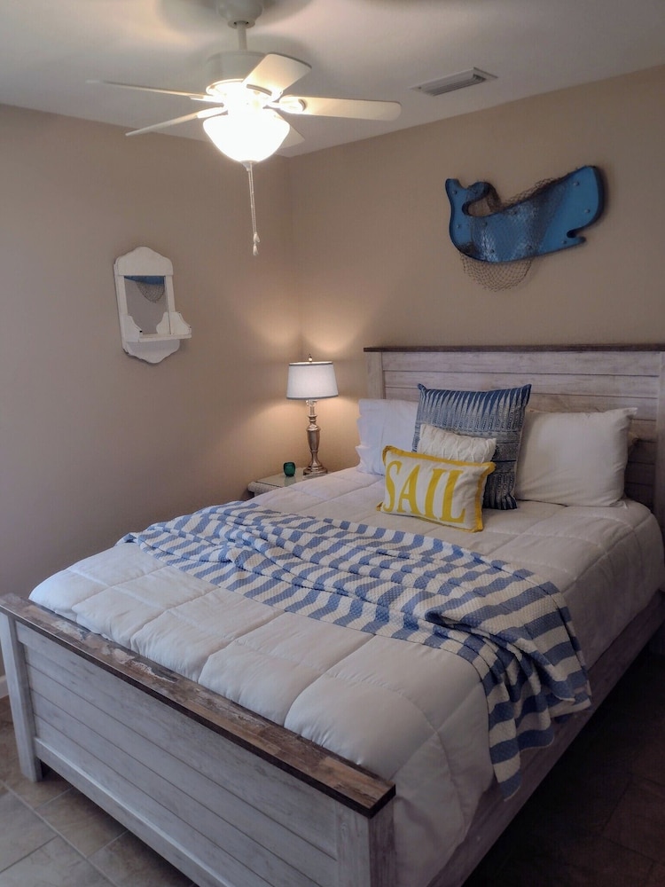 Beautiful Beach House By Boat Ramp, Boat Parking ,Pool , Large Home & Garage - Panama City, FL