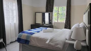 Casa família, 2 quartos, vista para o pátio | 3 quartos, individualmente decorados, individualmente mobiliados