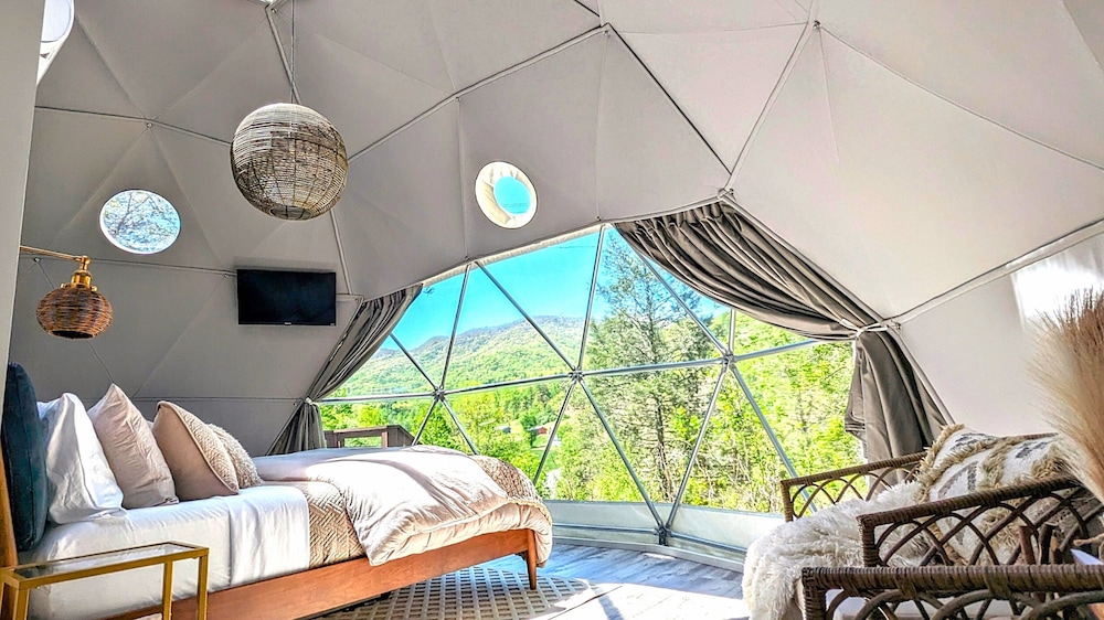 Romantic mountain getaway in Luxury Geodome! HOTTUB! Natures_Dome ...