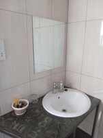 Quarto standard, vista para o jardim | Banheiro | Chuveiro, chuveiro com efeito de chuva, produtos de toalete grátis