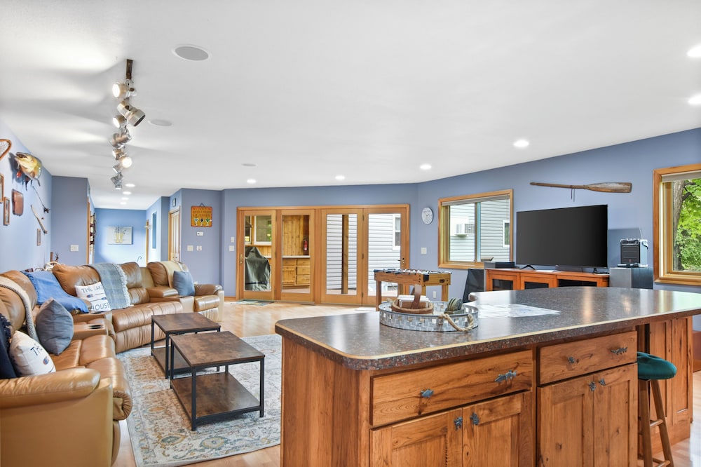 Eagles Bend Lake House, Located On The Chain Of Lakes - Eagle River, WI