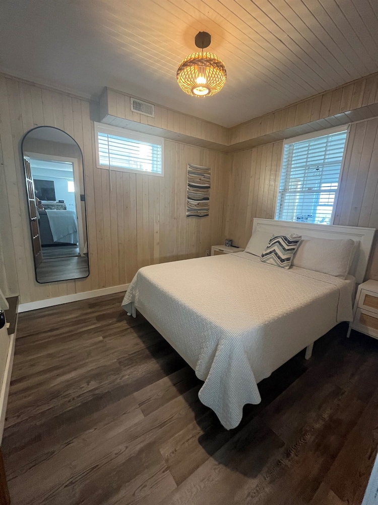 Relaxing Lakefront Cottage Near Wineries And Beach - Kingsville