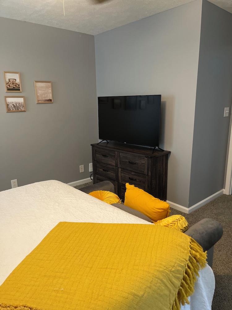 Cozy Cindy Jo - Minutes To Fort Campbell , Pet Friendly, Ada , Game Room - Clarksville, TN
