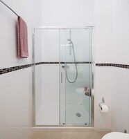 Apartamento, vista para a praia | Banheiro | Chuveiro, produtos de toalete grátis, secador de cabelo 