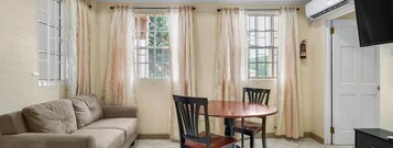 Apartamento econômico, 1 cama Queen, banheiro privativo, no piso térreo | Área de estar | Smart TV 50 polegadas com canais digitais, Netflix, Hulu