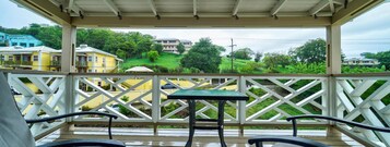 Apartamento panorâmico, 1 cama de casal, banheiro privativo, na torre | Sacada