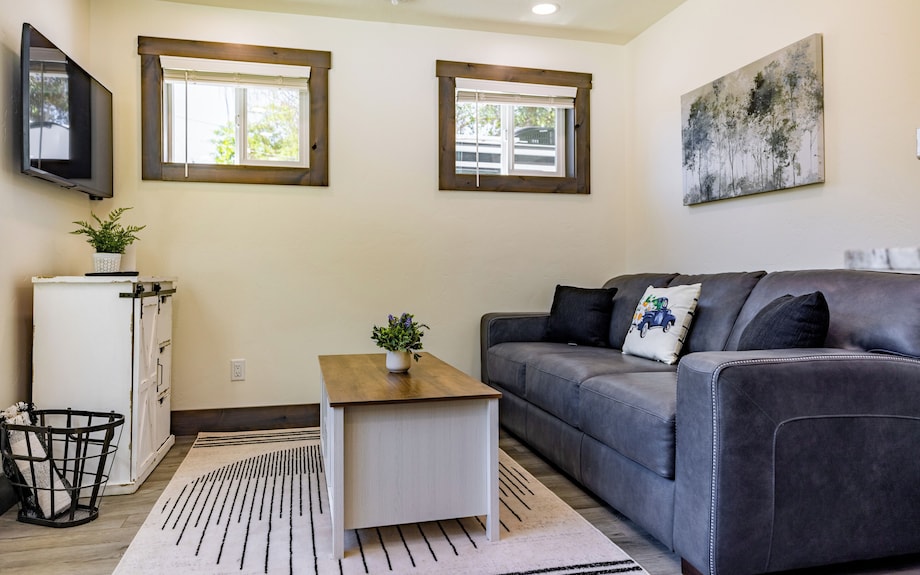 Beautiful New 1-bed, 1-bath Right In Downtown Cody! Sleeps Up To 4. - Cody, WY