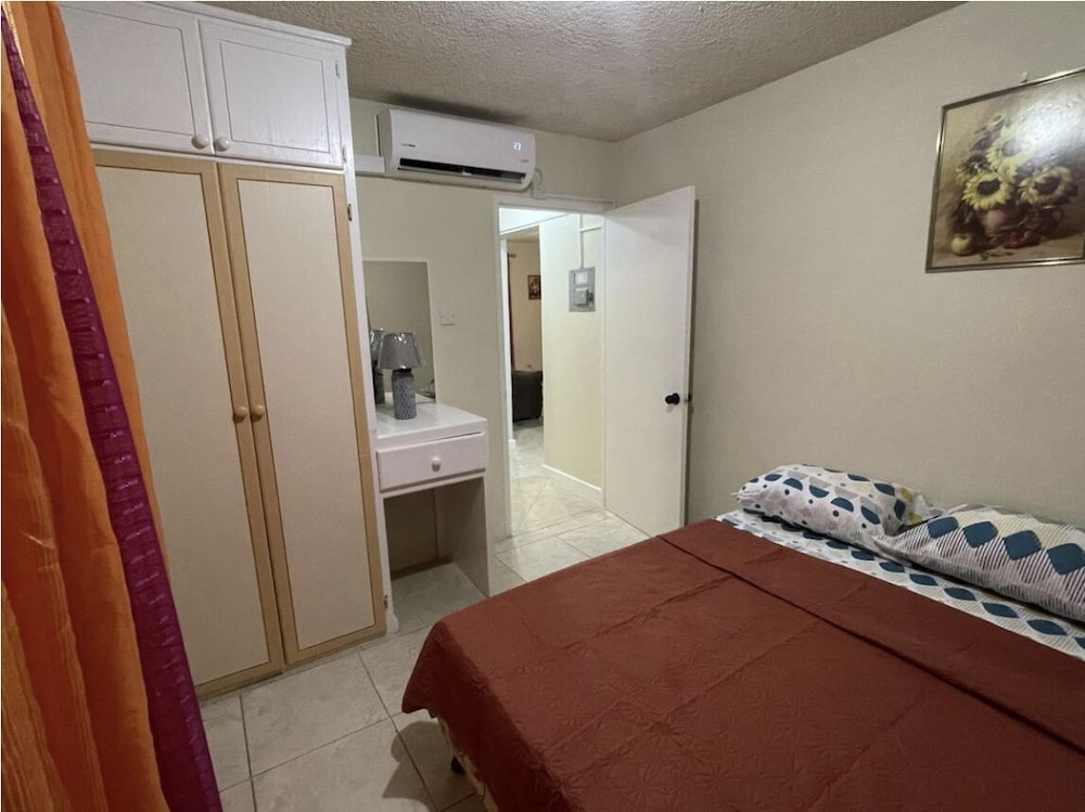 Cozy Apt Centrally Located, Walking Distance To Beach, Bakeries & Supermarkets - Bridgetown