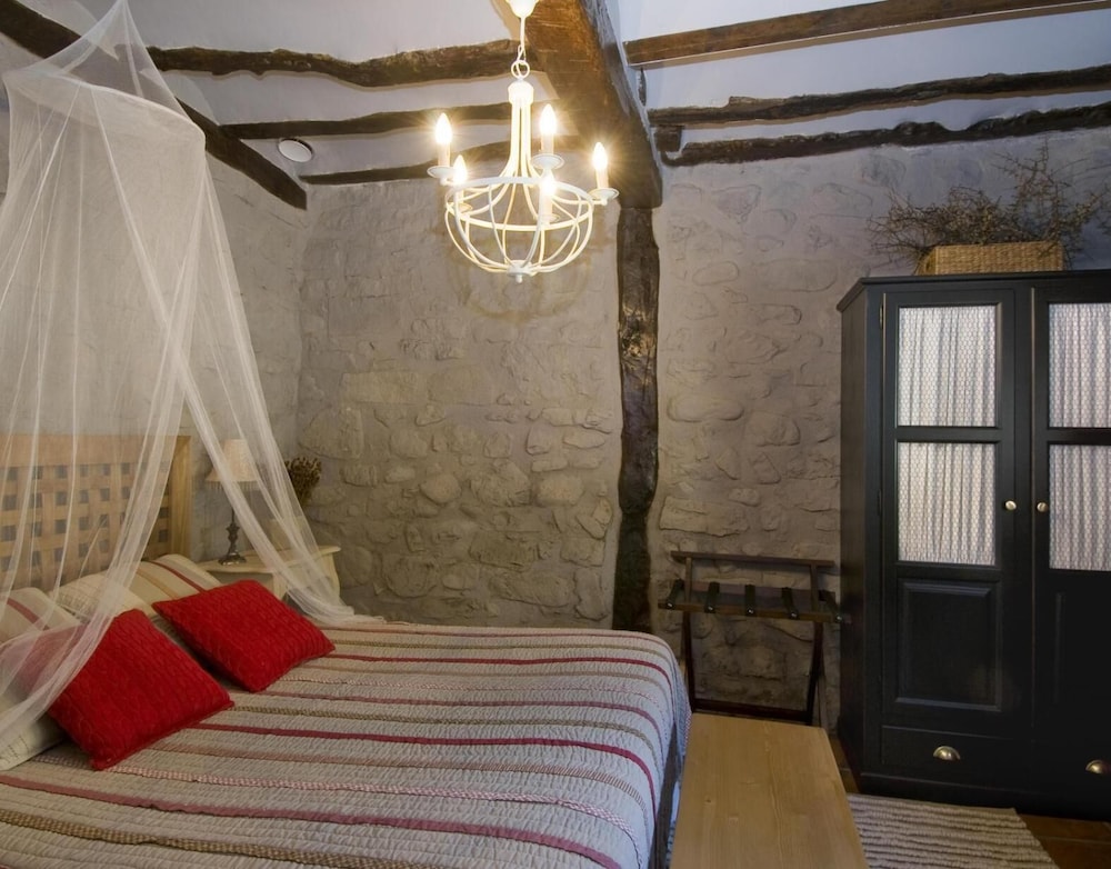 Casa De Vacaciones 'Casa Concejos' Con Vistas A La Montaña, Piscina Compartida Y Wi-fi - La Rioja, España