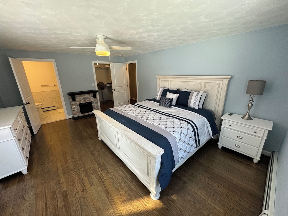 Beautiful Spacious Home Central Connecticut - Farmington, CT
