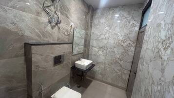 Um polibã, um chuveiro fixo, artigos de higiene pessoal grátis