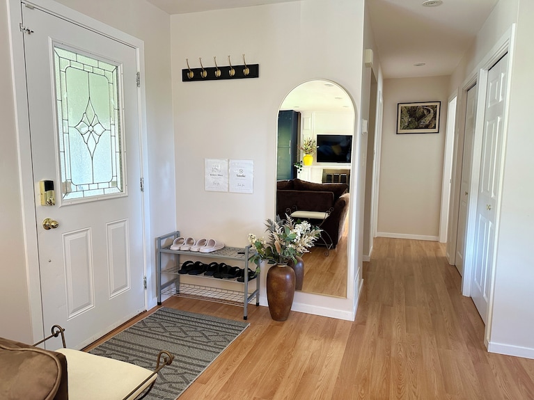 Newly Renovated 3bd 2 Bath, Spacious With Lots Of Light! - British Columbia