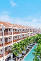 Piscina externa, guarda-sóis, espreguiçadeiras
