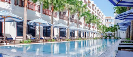 Piscina exterior, guarda-sóis, espreguiçadeiras