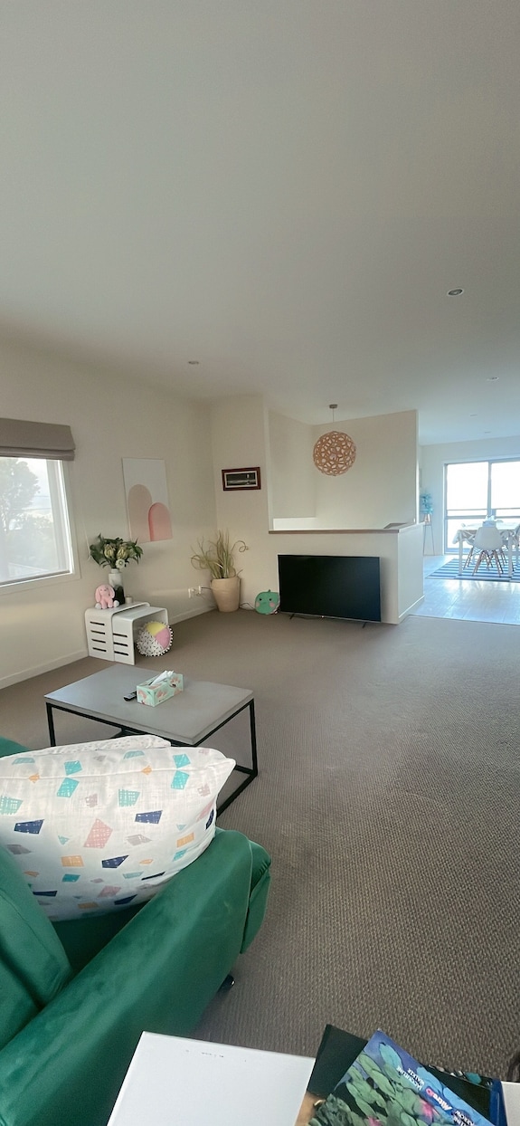 Sunny, Family-friendly House With Harbour Views - Wellington