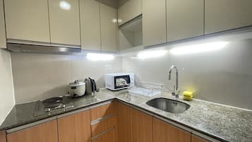 Geladeira grande, micro-ondas, cooktop