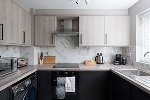 Apartamento Comfort | Cozinha privada | Um frigorífico, um micro-ondas, um forno, uma placa de cozinha 