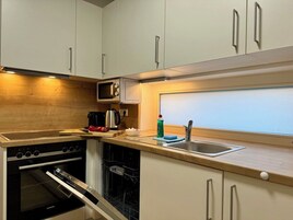 Suíte estúdio família, sacada, vista para o pátio | Cozinha privada | Geladeira grande, micro-ondas, fogão, cooktop