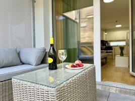 Suíte estúdio família, sacada, vista para o pátio | Terraço/pátio