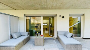 Suíte estúdio família, sacada, vista para o pátio | Terraço/pátio