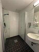 Um polibã, um secador de cabelo, Piso aquecido (casa de banho) 