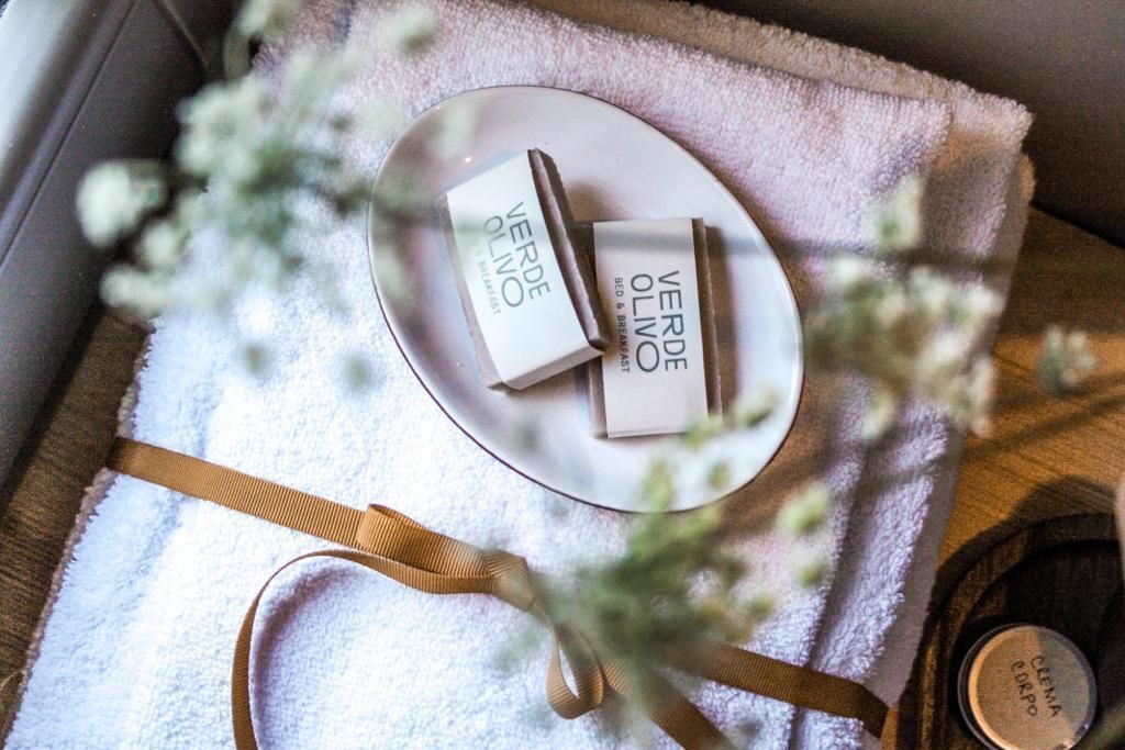 Um polibã, um chuveiro fixo, um secador de cabelo, um bidé 