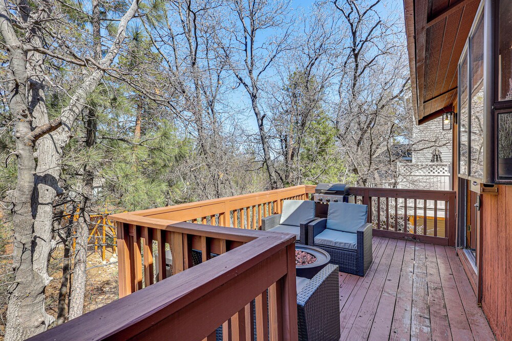 8 Mi To Big Bear Lake: Cabin W/ Deck & Fireplace - Big Bear, CA