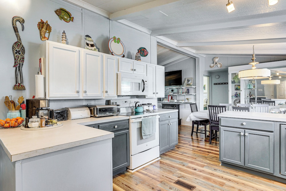 Lake Marion Home: Kayaks, Dock, Waterfront Fun! - South Carolina