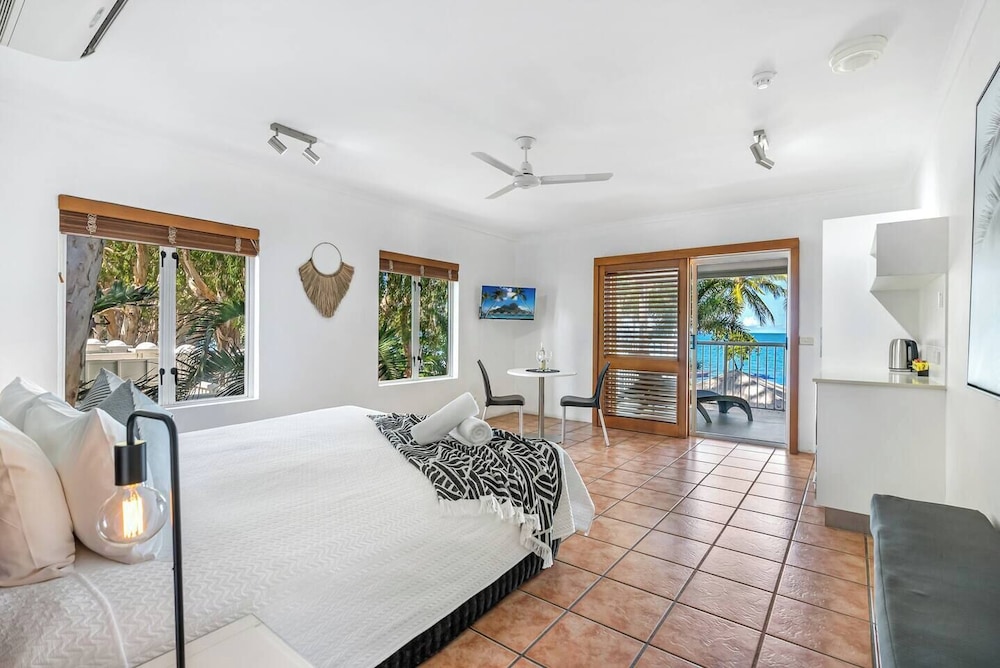 Ocean Outlook Absolute Beachfront Studio - Cairns