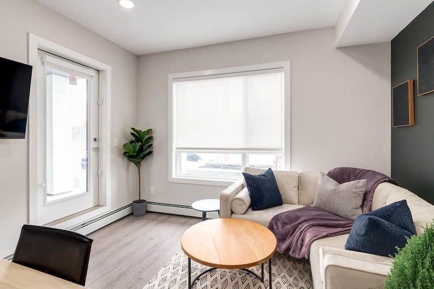 Pet Friendly Apartment W/ Free Underground Parking - Mount Royal University